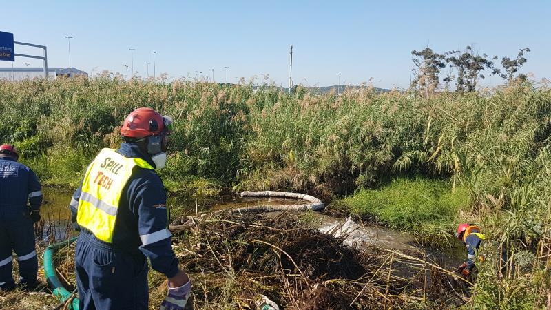 BREAKING NEWS: Defective Sasol tank farm pipeline leaks into Isipingo ...